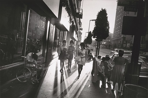 Garry Winogrand, a Godfather of Street Photography, Takes NYC with ...