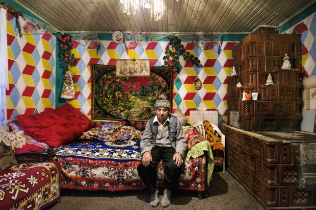 Gypsy Interiors: A Colorful Look Inside the Homes of Wealthy Roma ...