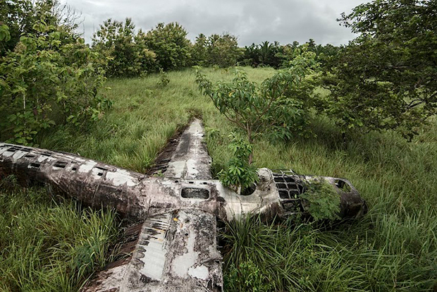 Awe-Inspiring Photos of Crashed Planes From Around the World - Feature ...