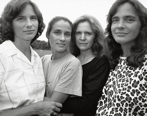Photographer Shoots Four Sisters Every Year for 40 Years, with ...