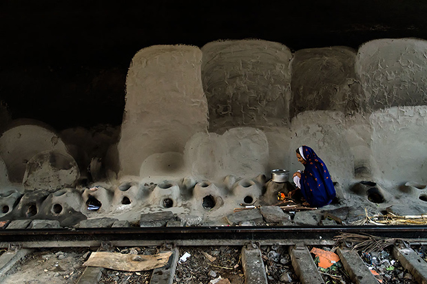 Eye-Opening Photos Shed Light On a Community Living by Railroad Tracks ...