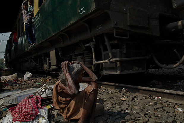 Eye-Opening Photos Shed Light On a Community Living by Railroad Tracks ...