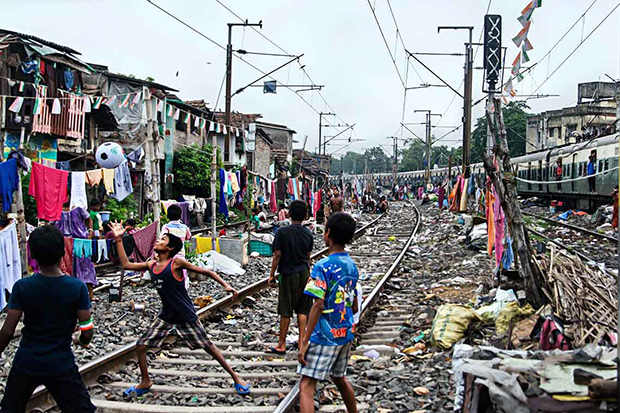 Eye-Opening Photos Shed Light On a Community Living by Railroad Tracks in Kolkata - Feature Shoot