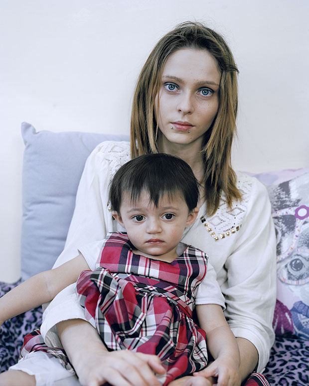 Intimate Portraits Capture the Bond Between Teen Moms in the UK and ...