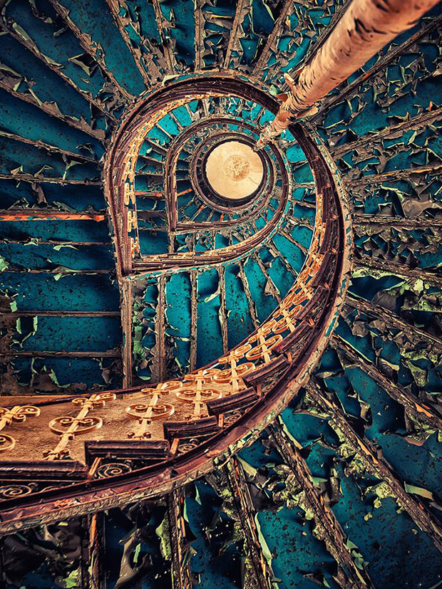 These Photos of Decaying Sanctuaries Will Make You Believe in Ghosts ...
