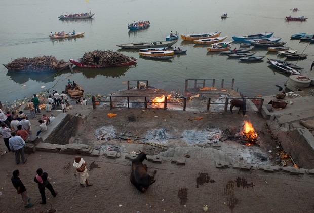 A Death Photographer on the Sacred River Ganges - Feature Shoot